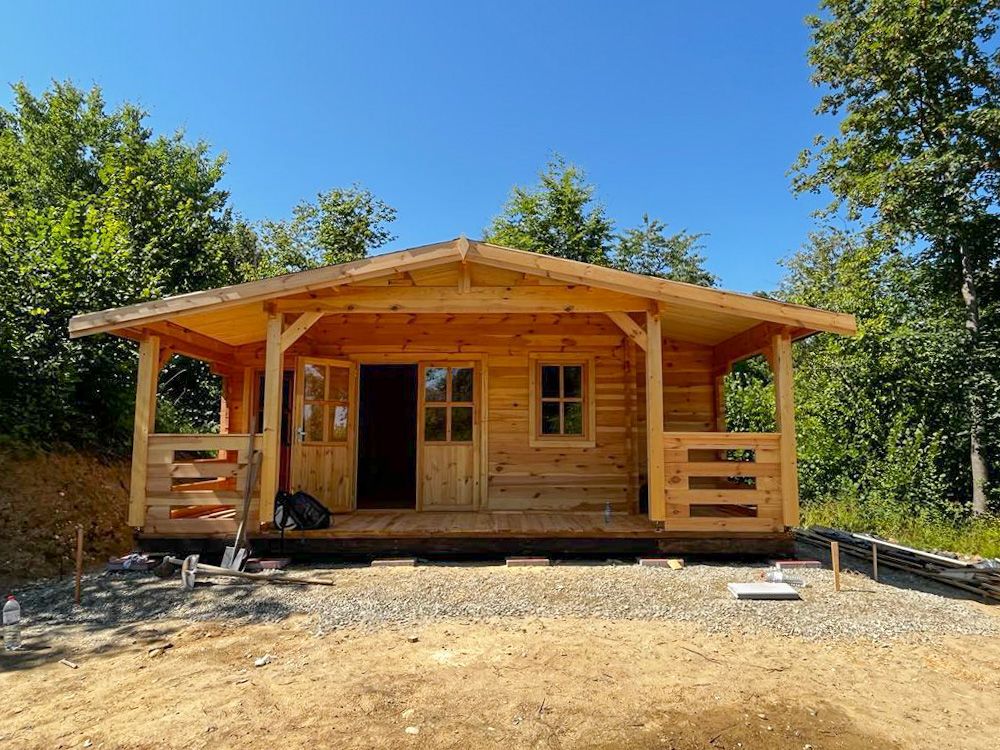 Casa din lemn de pin nordic cu terasa MAMAIA (44 mm), 6,7×5,7 m, 21 m² ...