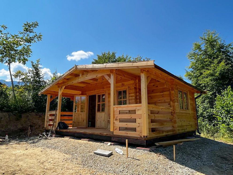 Casa din lemn de pin nordic cu terasa MAMAIA (44 mm), 6,7×5,7 m, 21 m² ...